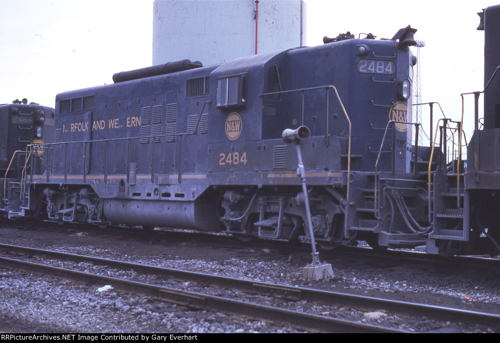 NW GP9 #2484 - Norfolk & Western